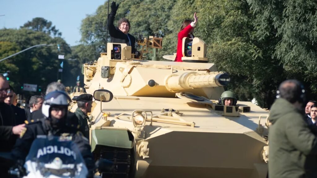 Milei terminó arriba de un tanque de guerra en el cierre del desfile ...